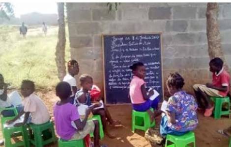 ÁFRICA/ANGOLA - Una escuela “informal” en las afueras de Luanda en una ...